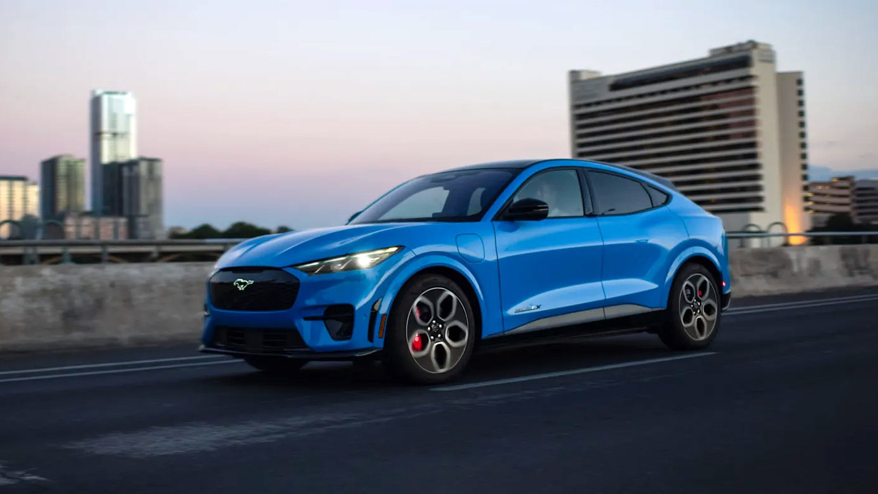 Ford migliora la Mach-E: più accelerazione, più autonomia e ricarica ...