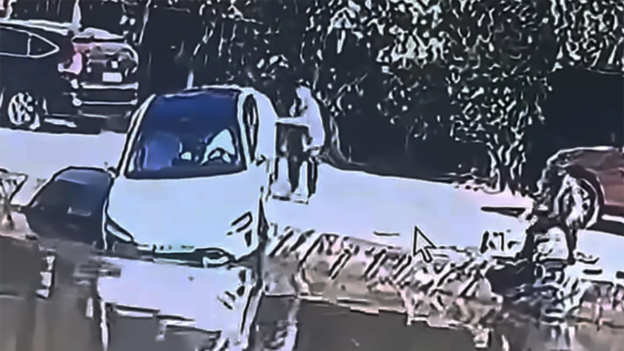 Una Xiaomi SU7 ha finito il suo parcheggio autonomo (quasi) in uno ...