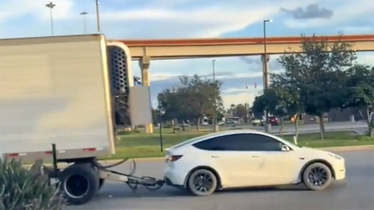 Tesla Model Y avvistata mentre traina il rimorchio di un camion | Greenmove