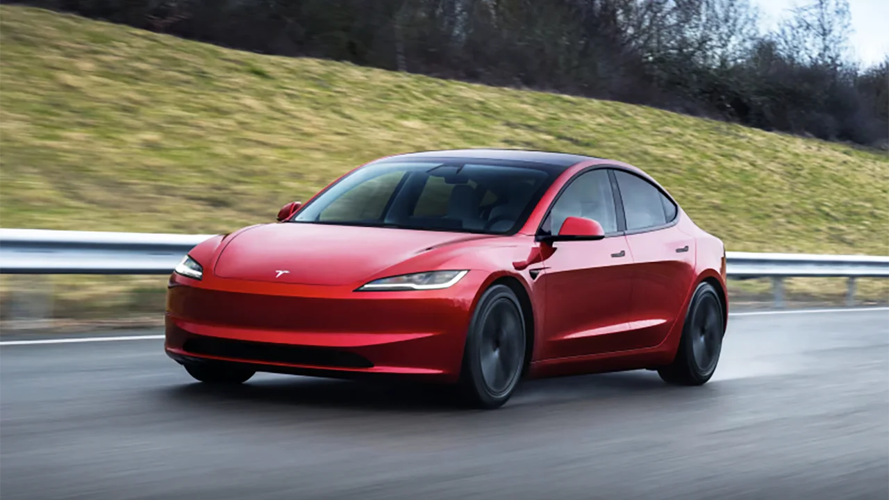 Una Tesla Model 3 sfonda una casa e uccide una donna: indaga il governo ...