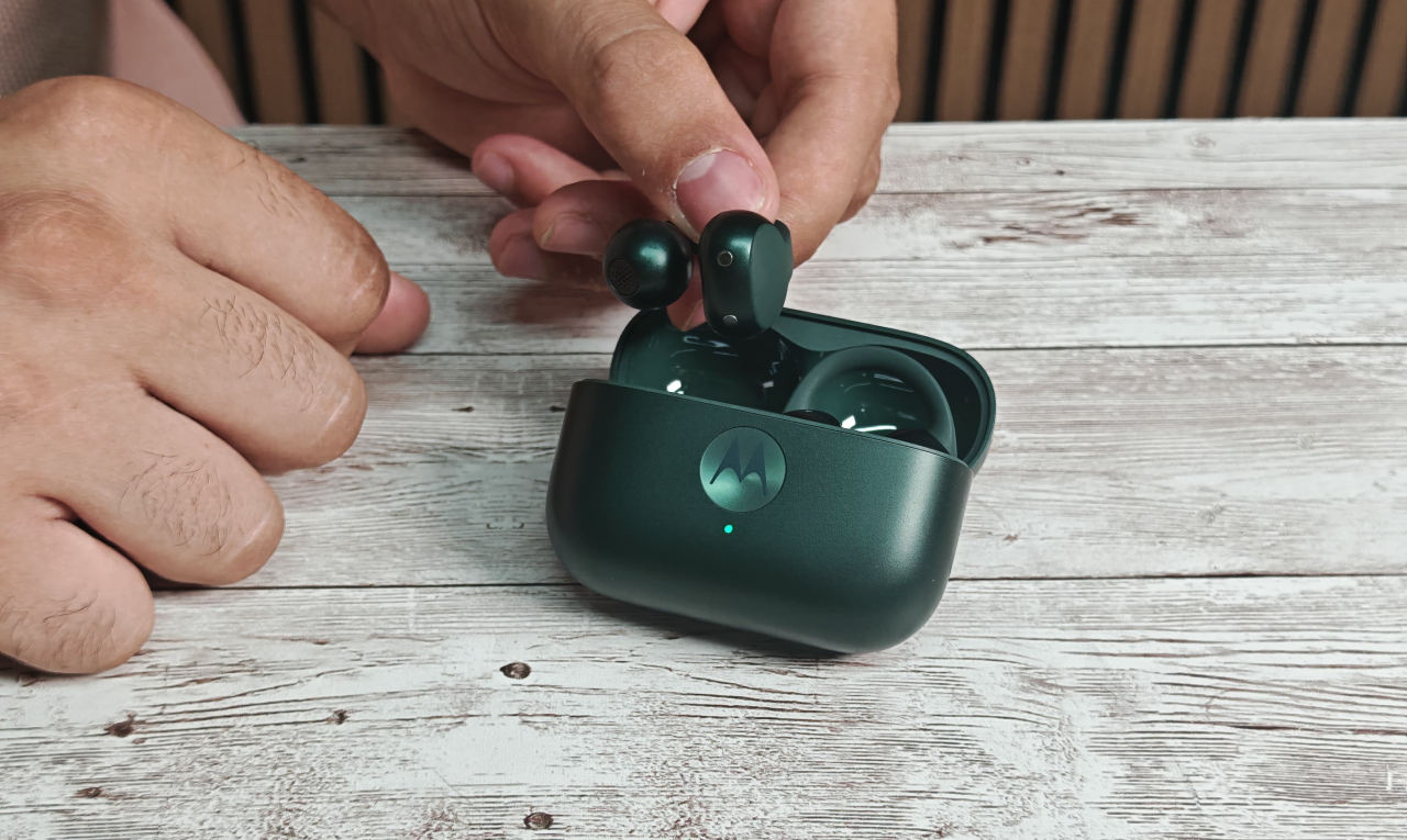 Moto Buds Loop: tra design e musica, ecco le prime open-ear di Motorola ...